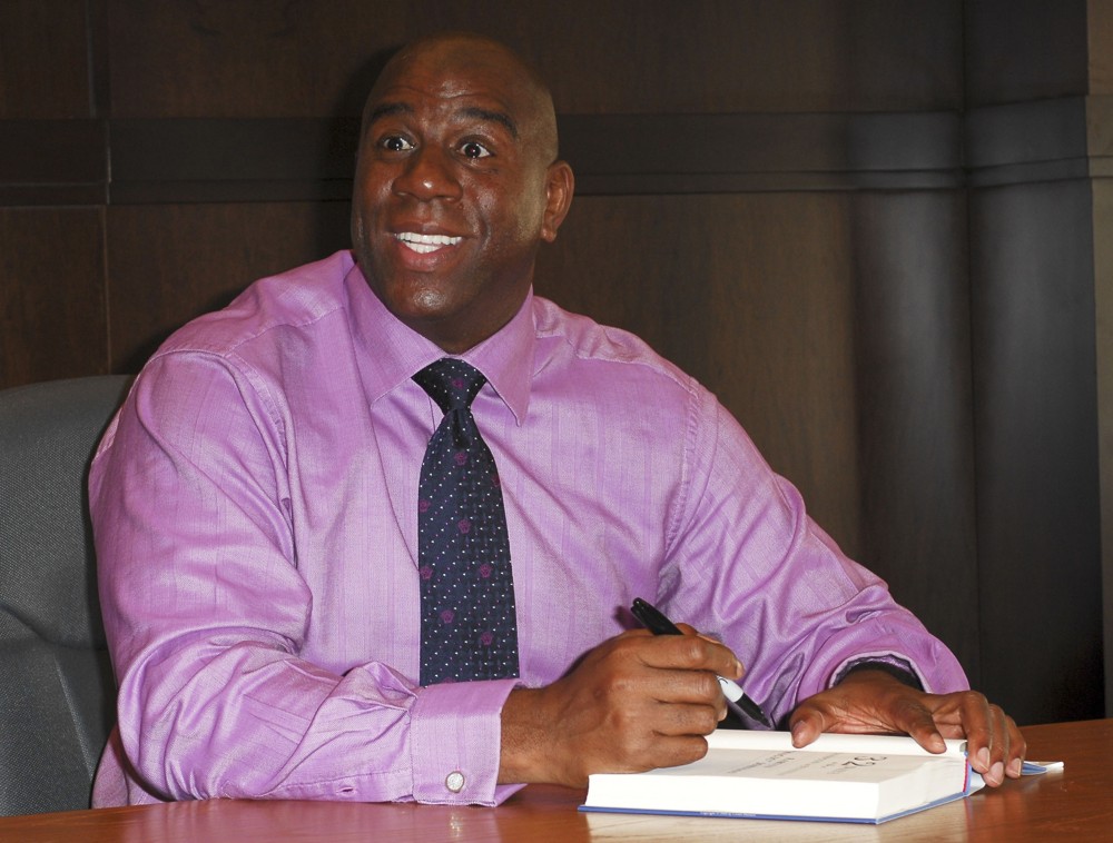MAGIC! Picture 4 - Magic Johnson Signing for His Book 32 Ways to be A ...