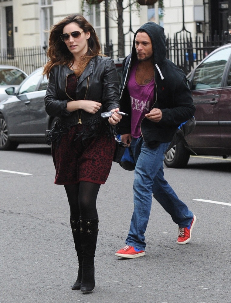 R. Kelly Picture 1 - Kelly Brook Leaves Her Home with Rumored New ...