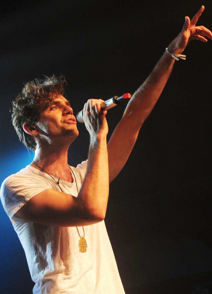 Mika Picture 1 - Mika Performs Live