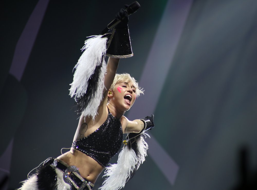 Miley Cyrus Picture 754 - Miley Cyrus Performing Live on Stage on The ...