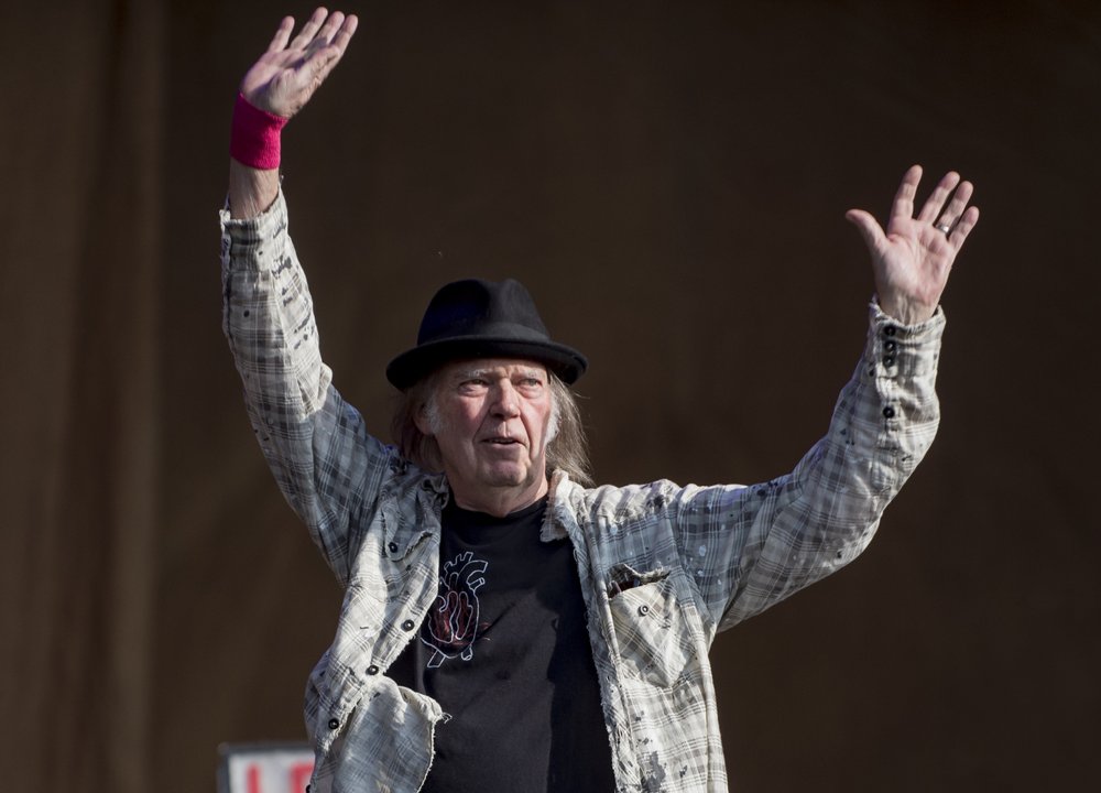 neil-young Picture 1 - Neil Young Performs in Hyde Park