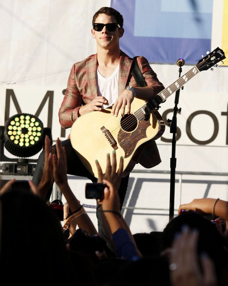Nick Jonas Picture 1 - Nick Jonas Performs An Acoustic Set at A Concert ...