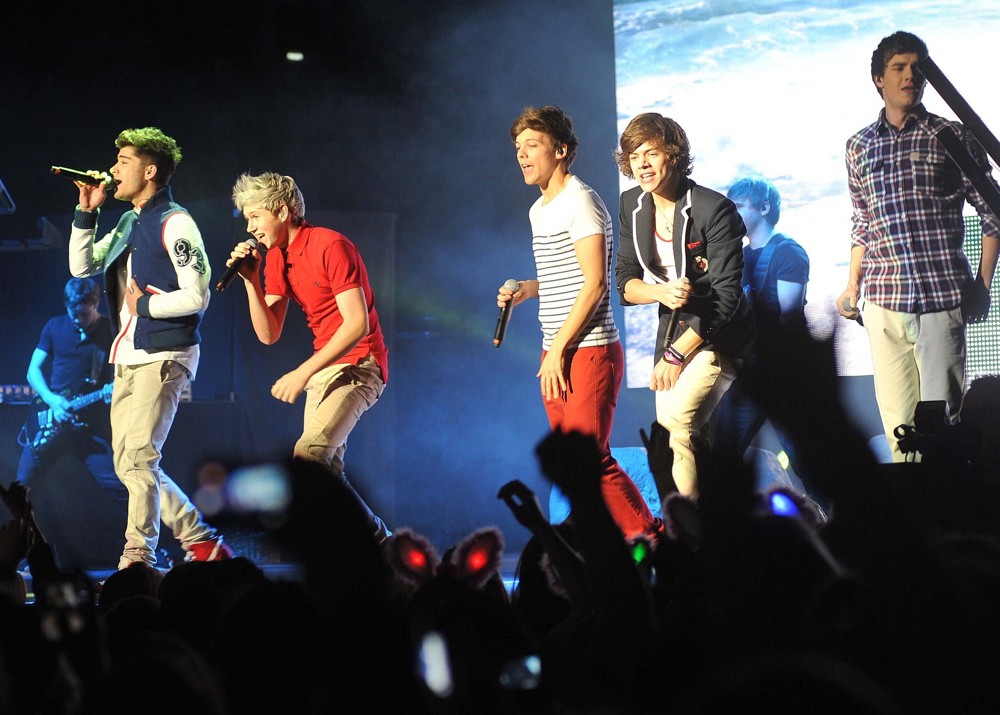 one-direction Picture 1 - One Direction Performing at The O2 Arena