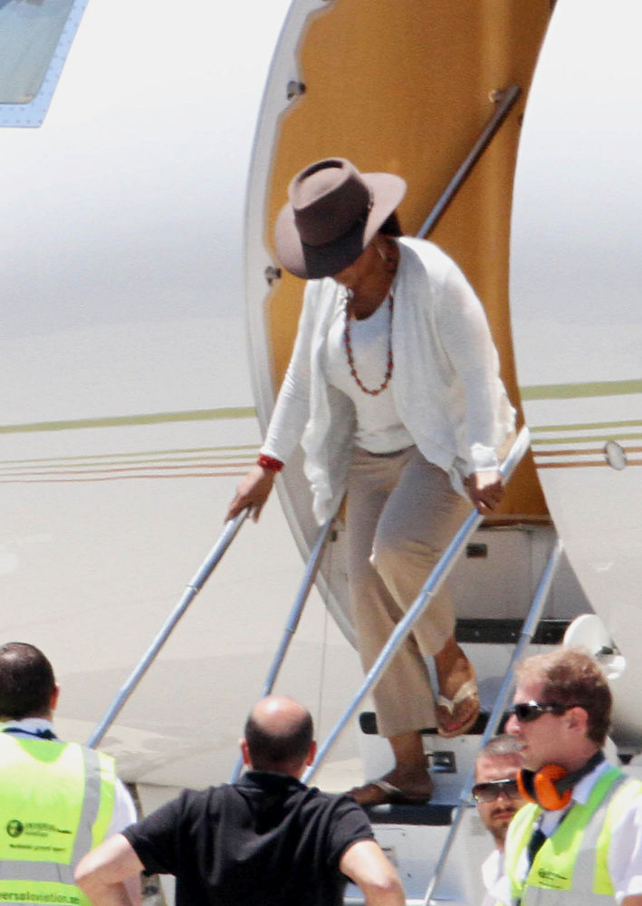 Oprah Winfrey Picture 1 - Oprah Winfrey Arrives by Private Jet for Her ...
