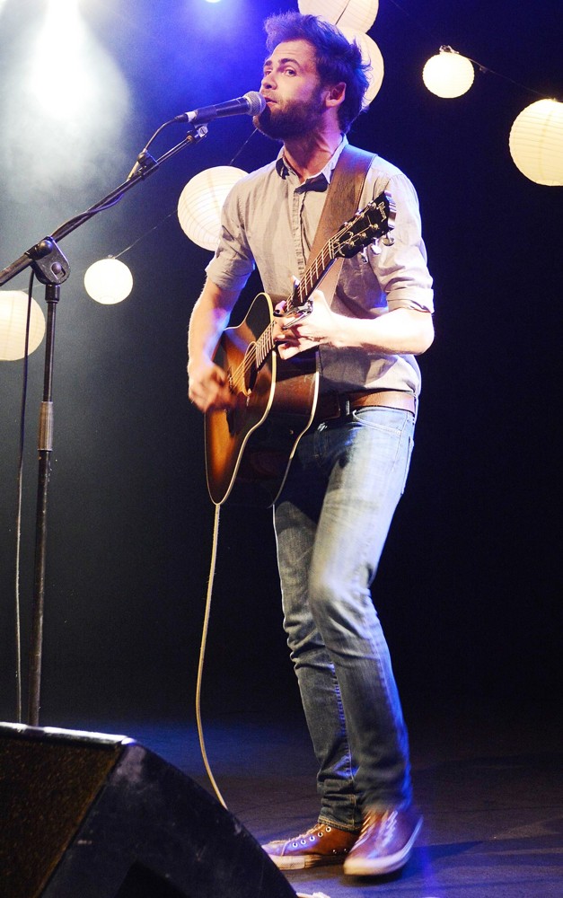 passenger Picture 1 - Passenger Performing Live