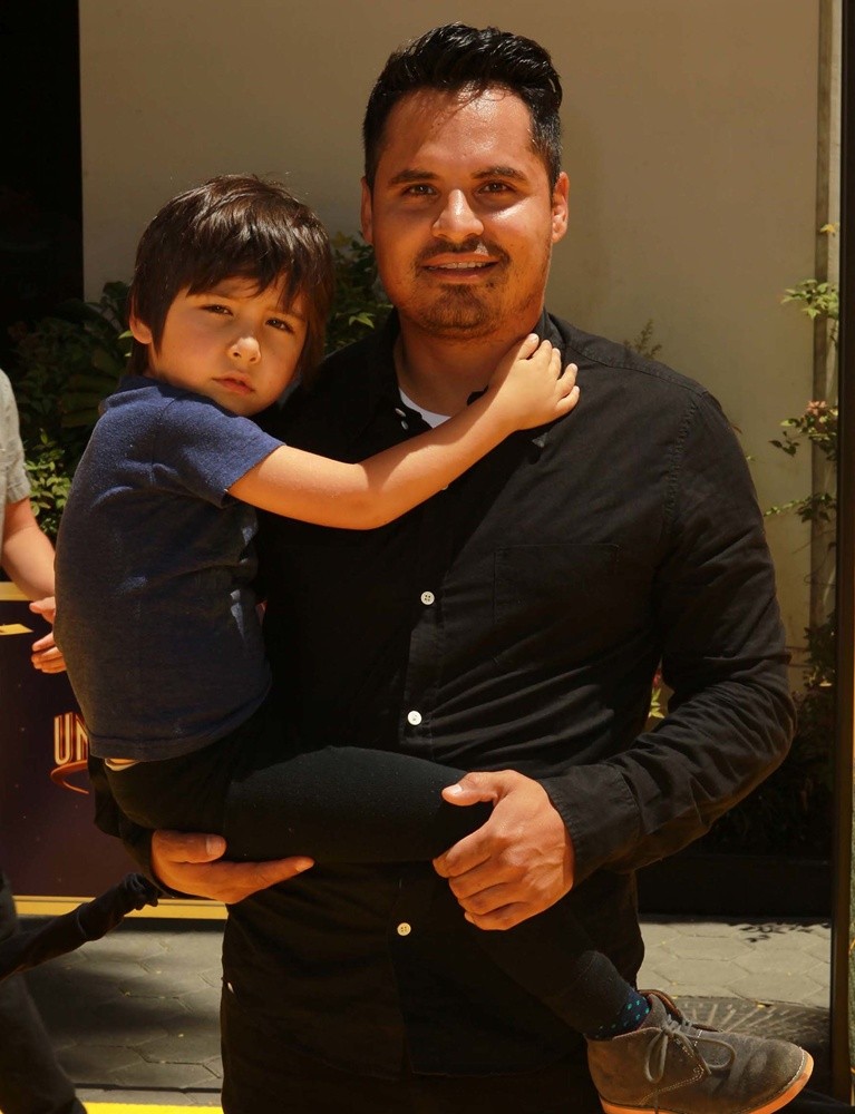 roman-pena Picture 1 - Premiere of Universal Pictures' Despicable Me 2