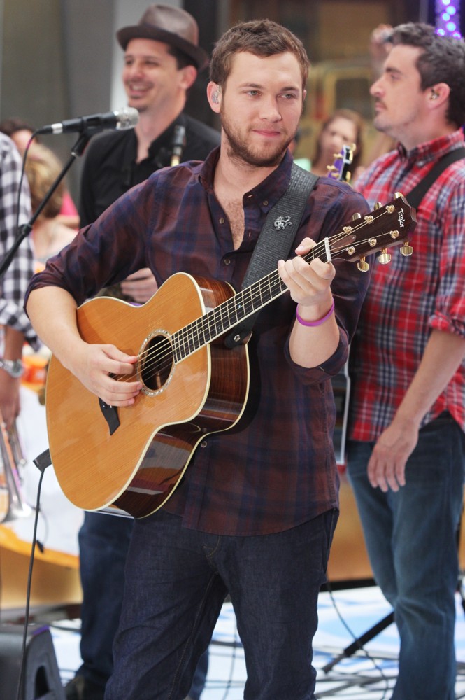 phillip-phillips Picture 1 - Phillip Phillips Performs as Part of The ...
