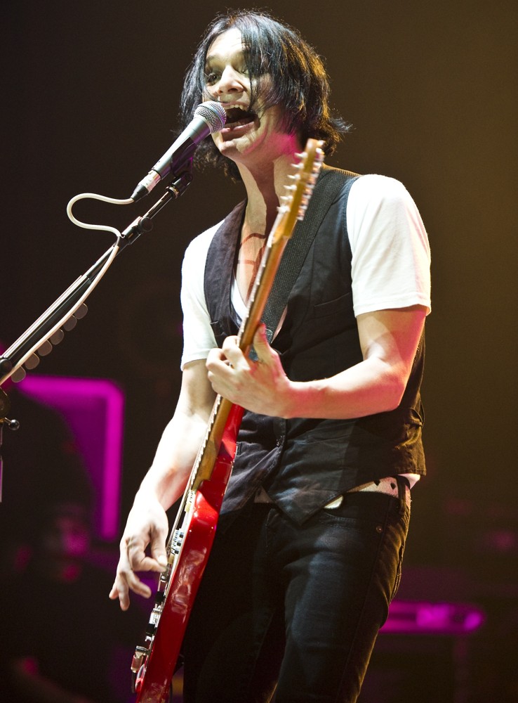 brian-molko Picture 1 - Placebo Performing