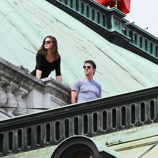 Pics: Tom Cruise Scaling the Roof of Vienna State Opera House for ...