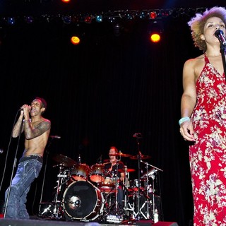 Tricky Picture 14 - Tricky and Martina Topley-Bird Perform