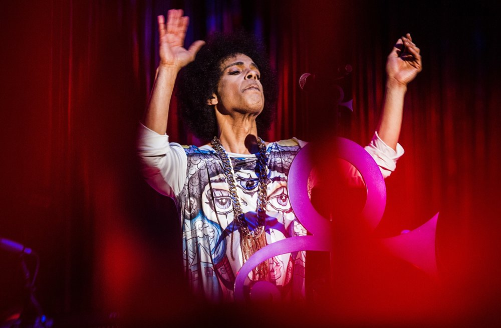 Prince Picture 752 - Prince Performs Live on The First Night of His UK ...