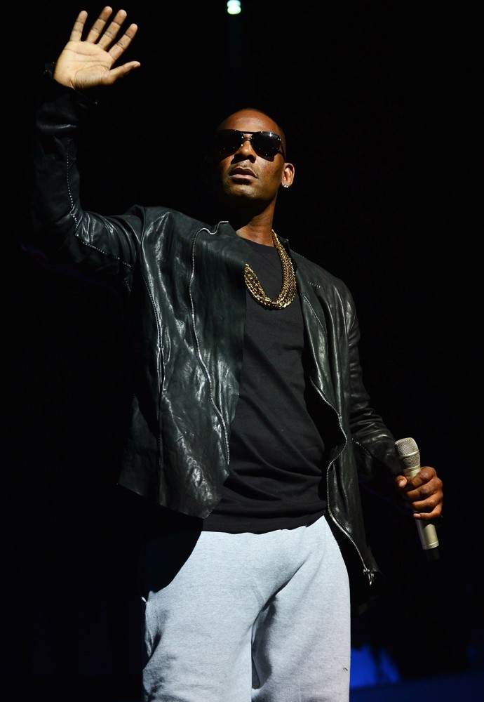 r. kelly Picture 1 - R. Kelly Performs Live