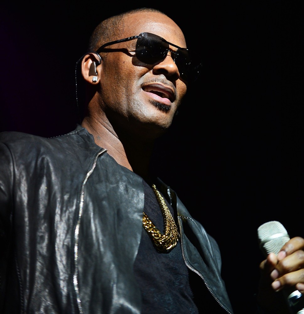 R. Kelly Picture 1 - R. Kelly Performs Live