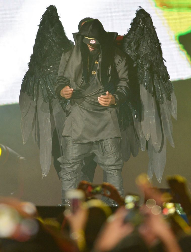 r-kelly Picture 1 - R. Kelly Performs Live in Concert During His The ...