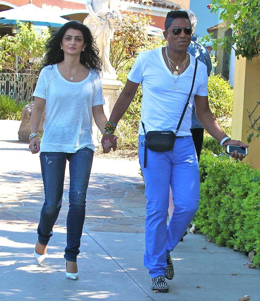 halima rashid Picture 1 - Jermaine Jackson Walking Holding Hands with ...