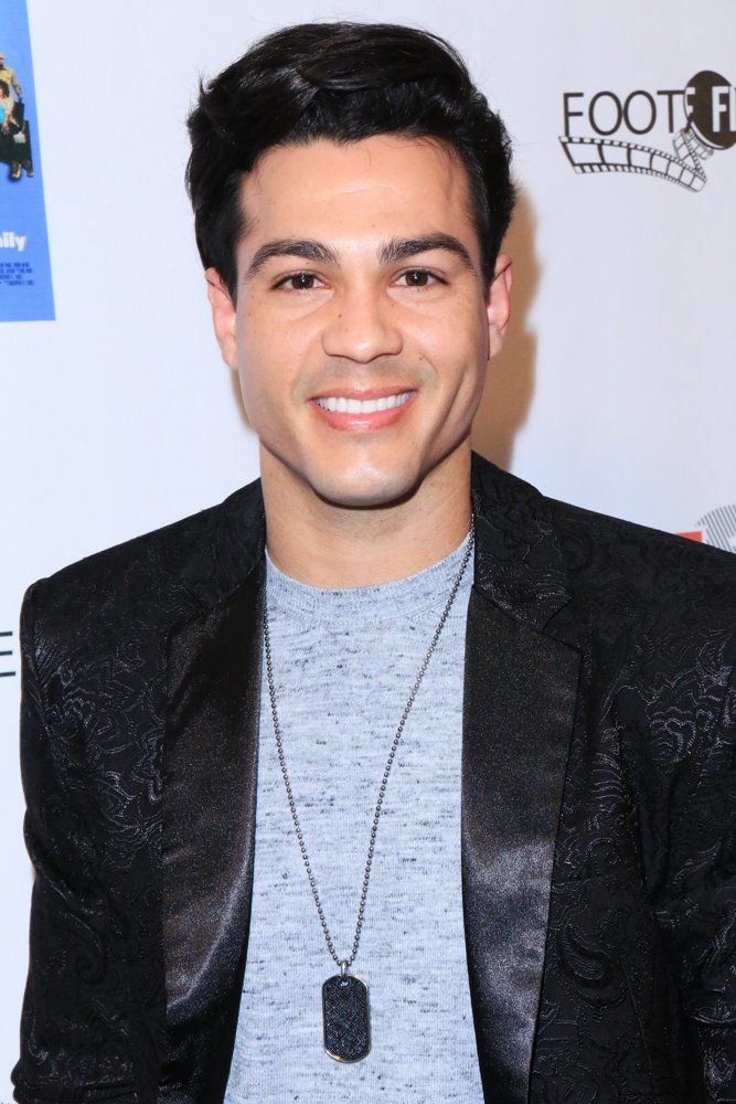 ray-diaz Picture 1 - Premiere of A Weekend with the Family