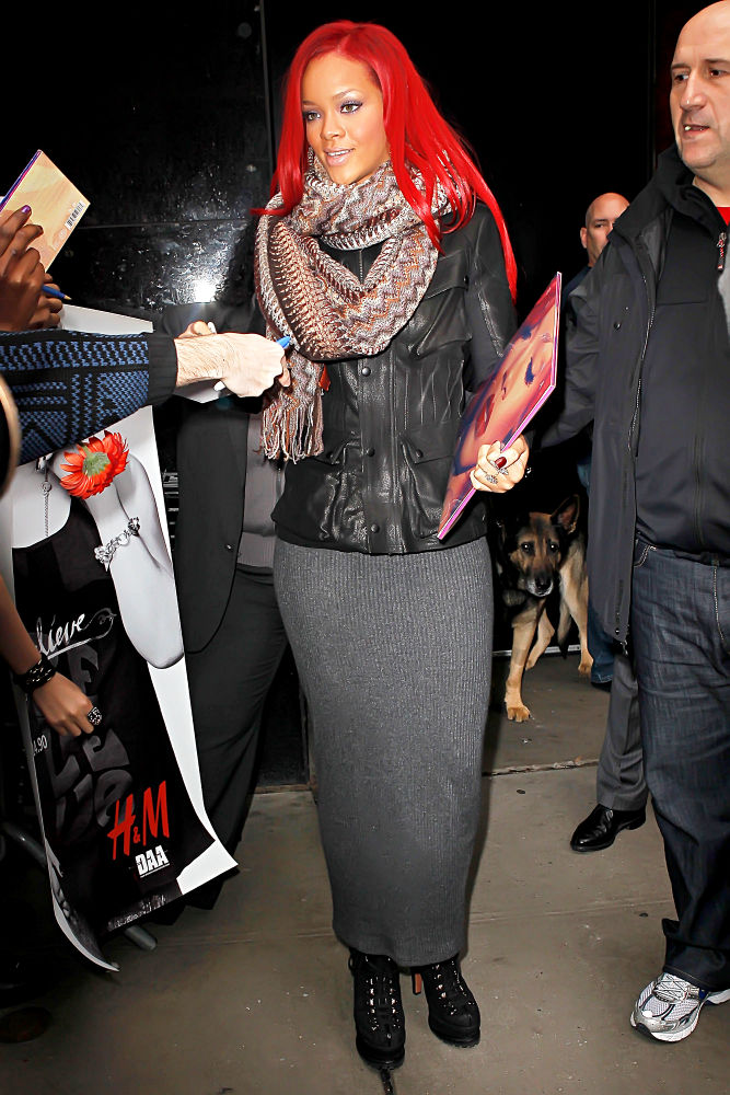 Rihanna's 'GMA' Performances Captured in Pictures and Videos