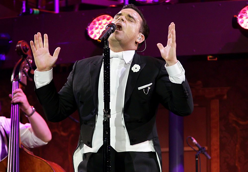 robbie-williams Picture 1 - Robbie Williams Performing Live on Stage
