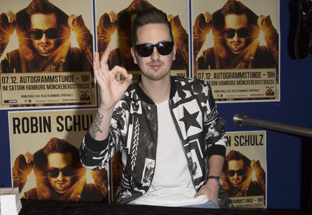 Robin Schulz Picture 2 - Robin Schulz Signing Autographs for Fans