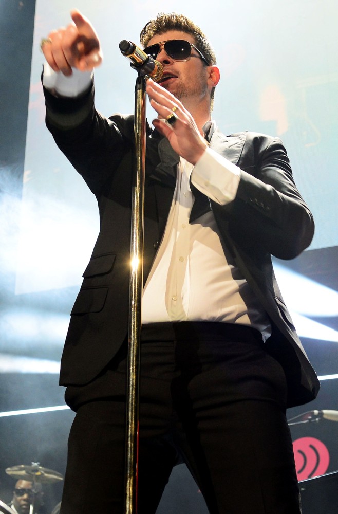 robin-thicke Picture 1 - Y100's Jingle Ball 2013 Presented by Jam Audio ...