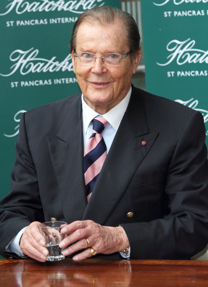 roger-moore Picture 1 - Roger Moore Signs Copies of His Autobiography ...