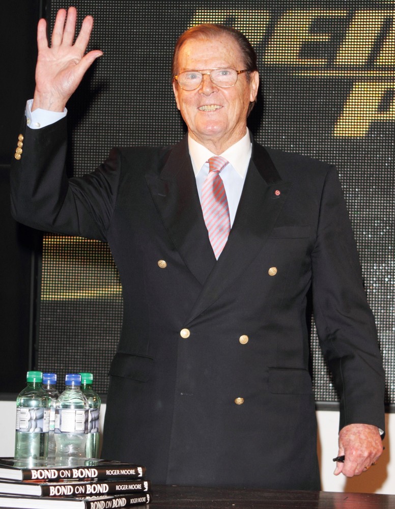 roger-moore Picture 1 - Roger Moore Signs Copies of His Book Bond on Bond