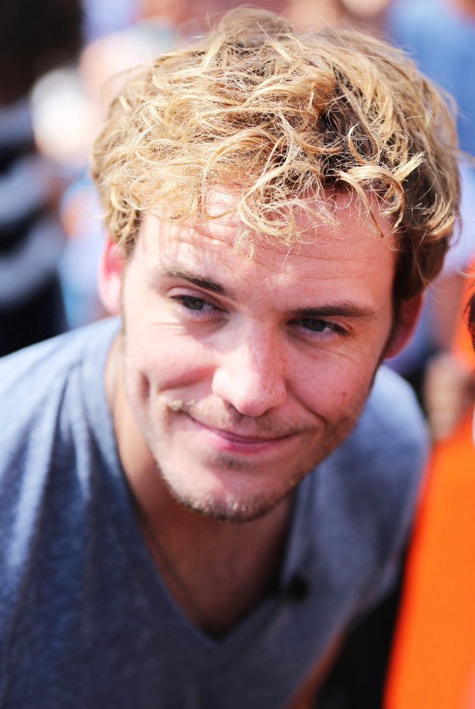 Sam Claflin Picture 80 - Sam Claflin Appears on Extra