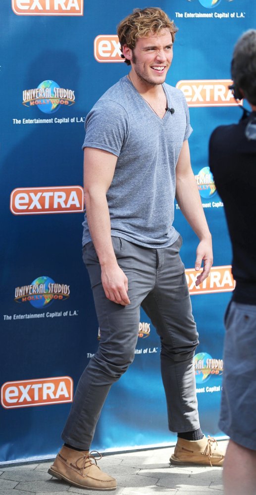 Sam Picture 648 - Sam Claflin Appears on Extra