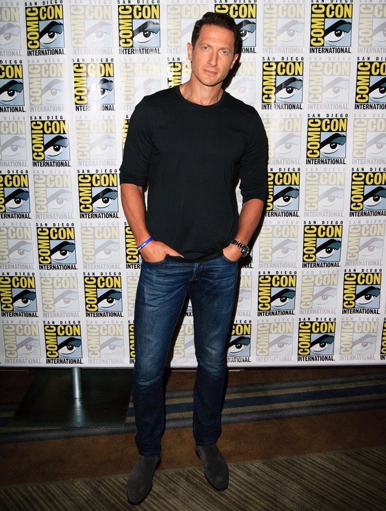 Sasha Roiz Picture 2 - People's Choice Awards 2013 - Red Carpet Arrivals