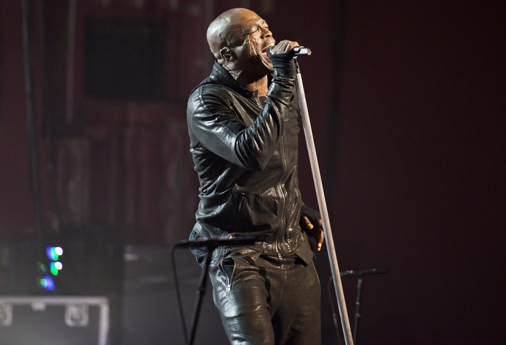 Seal Picture 91 - Seal Performing Live