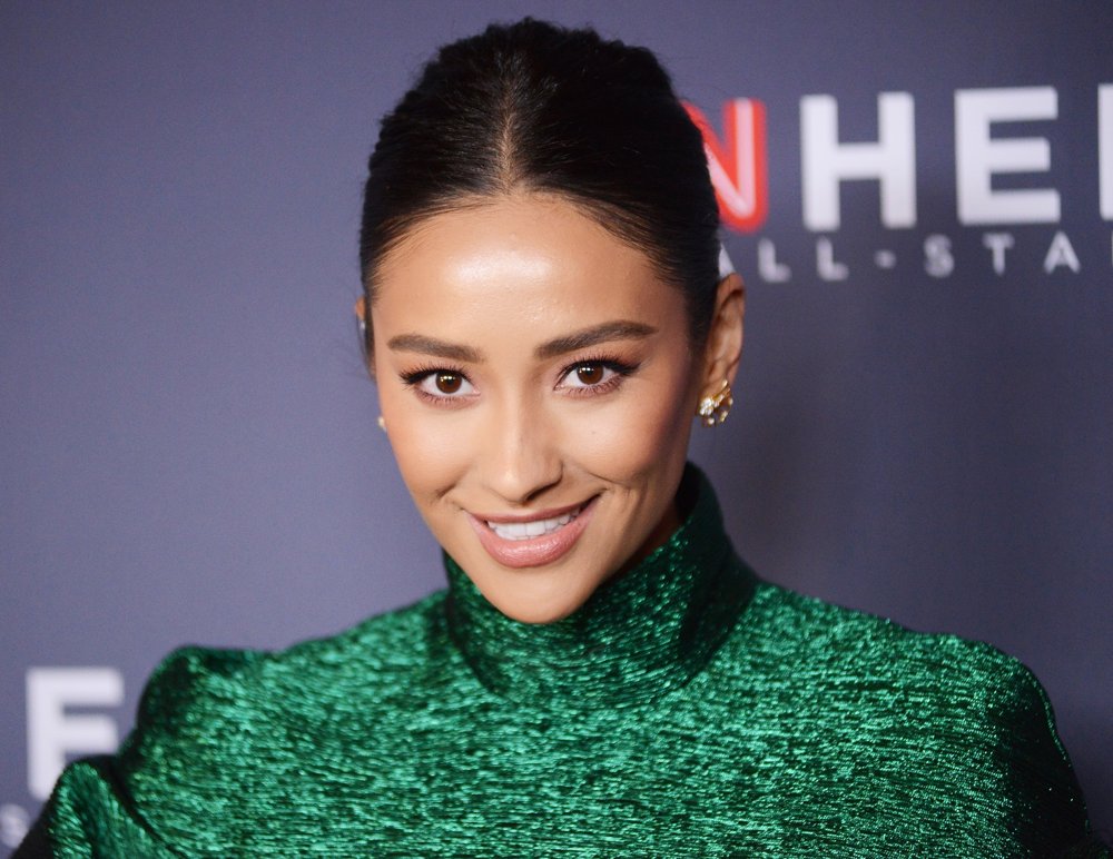 Shay Mitchell Picture 124 - 2019 Vanity Fair Oscar Party - Arrivals