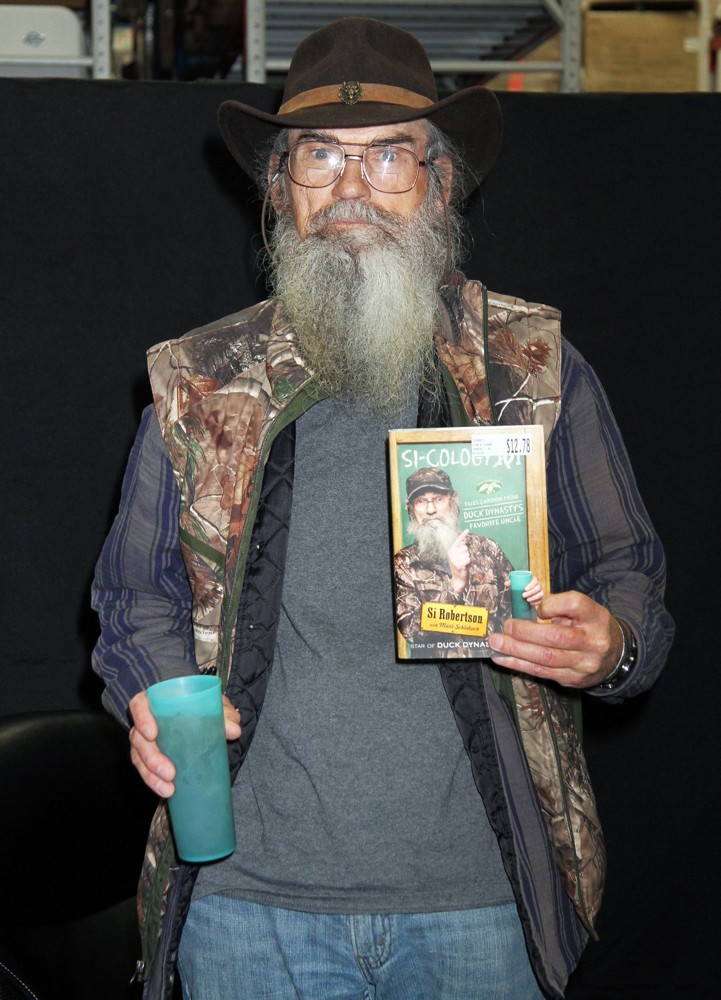 Si Robertson Picture 101 - Si Robertson Signs Copies of Book Si-Cology ...