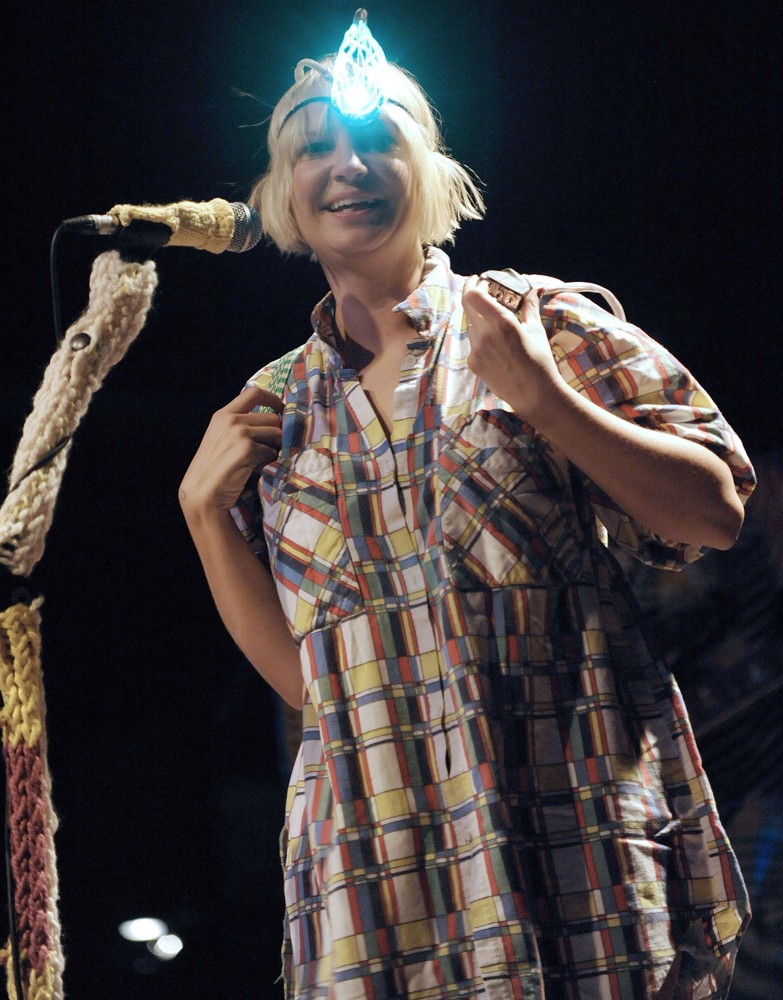 Sia Furler Picture 4 - Sia Furler Performing Live on Stage