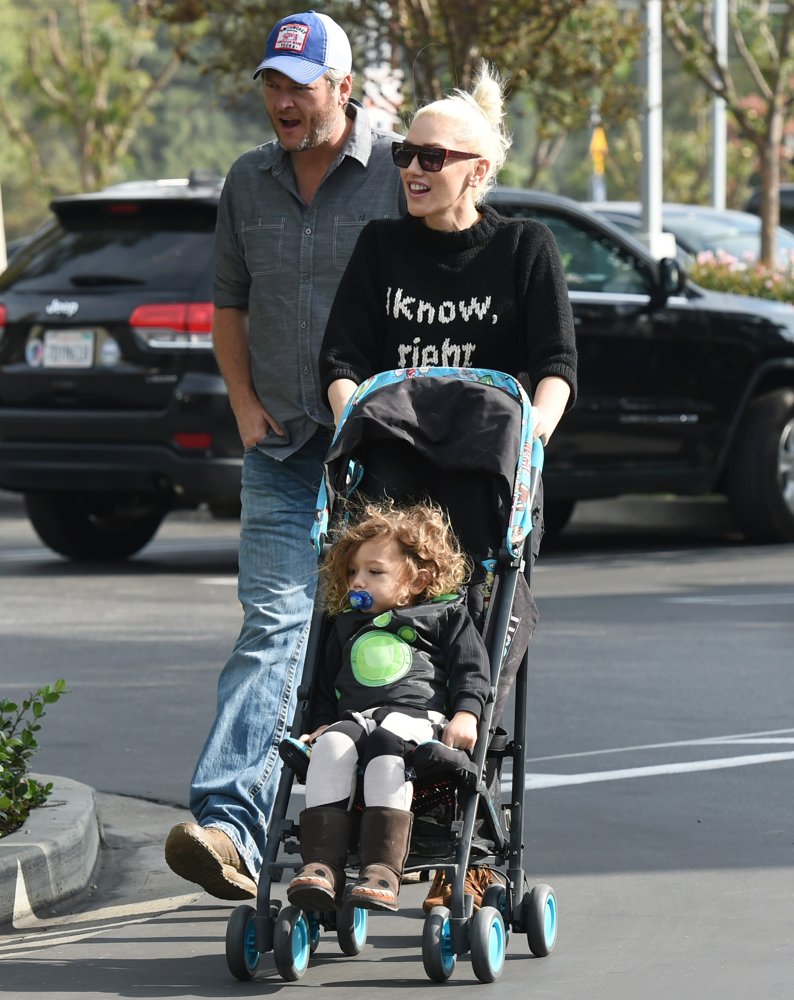 blake-shelton Picture 1 - Gwen Stefani and Blake Shelton Go Shopping