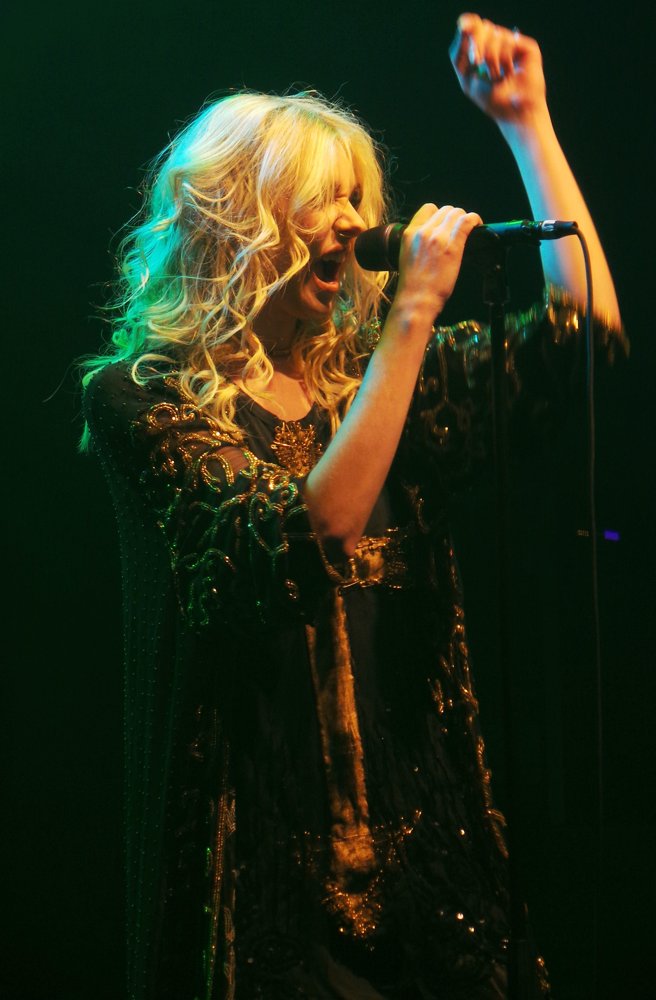 taylor-momsen Picture 1 - Taylor Momsen Performs with Her Band The ...