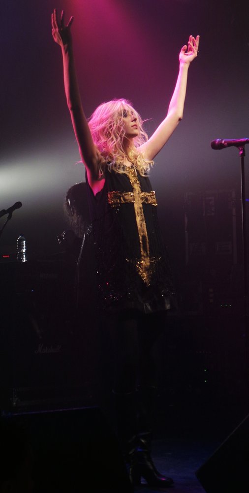 taylor-momsen Picture 1 - Taylor Momsen Performs with Her Band The ...