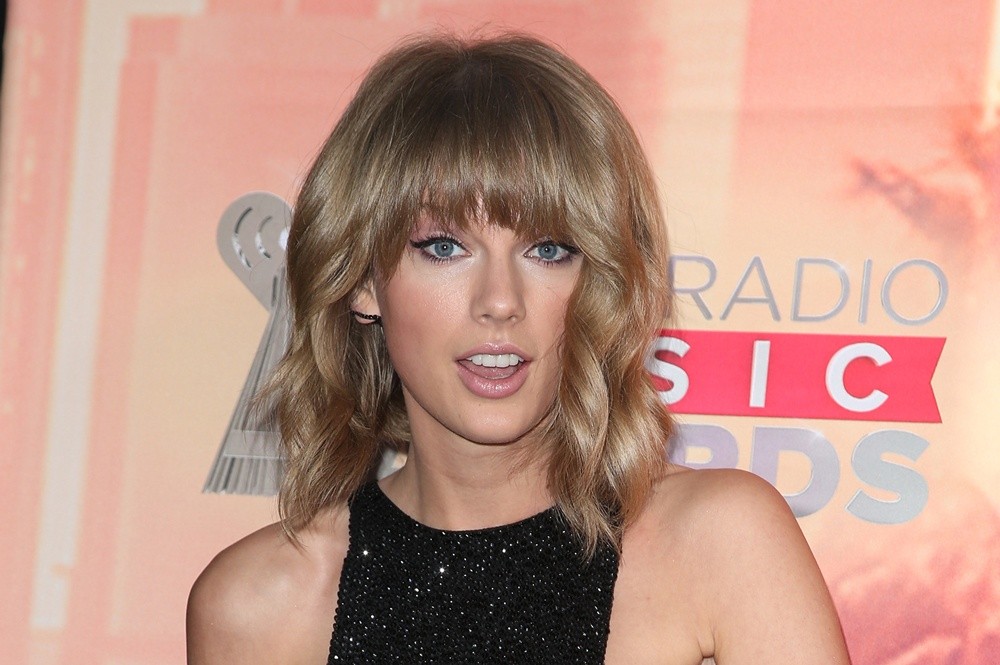 taylor-swift Picture 1 - 2nd Annual iHeartRadio Music Awards - Press Room