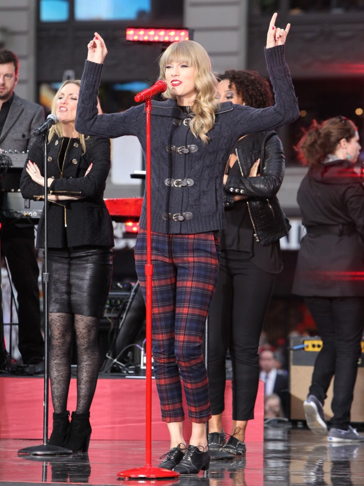 taylor-swift Picture 1 - Taylor Swift Performs on ABC's Good Morning ...