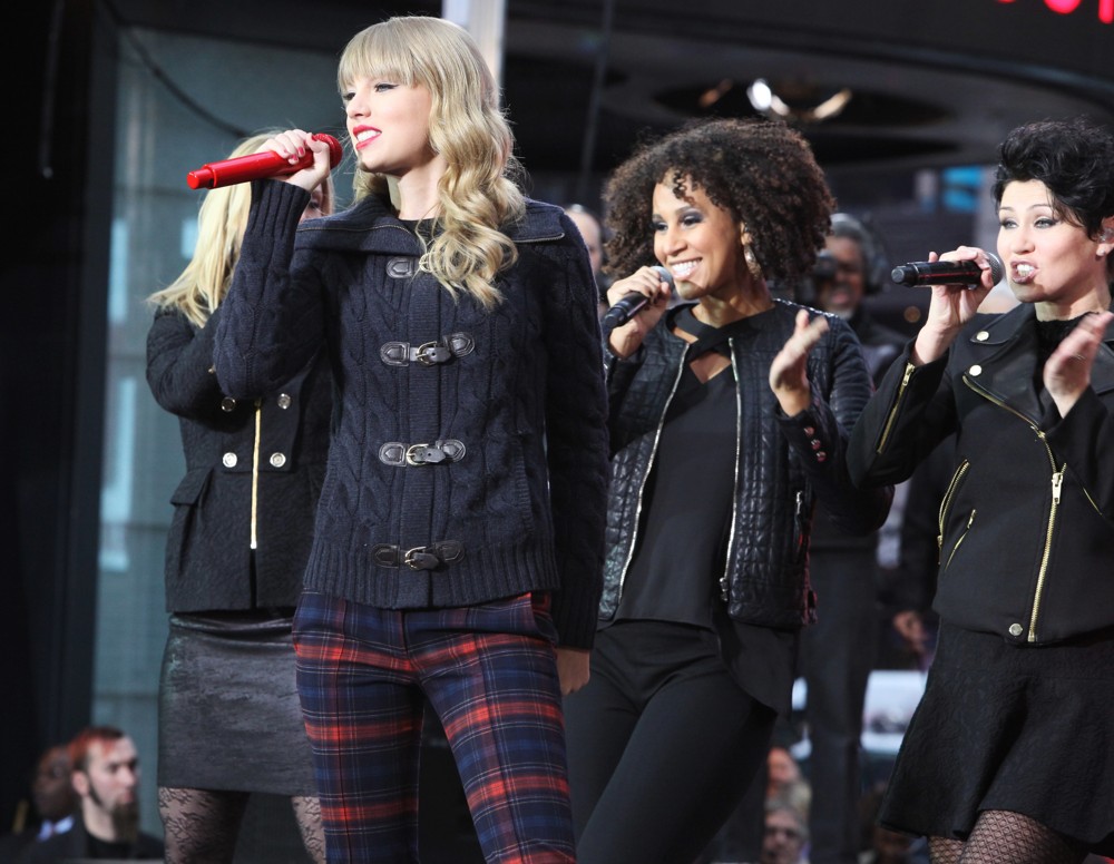 taylor-swift Picture 1 - Taylor Swift Performs on ABC's Good Morning ...