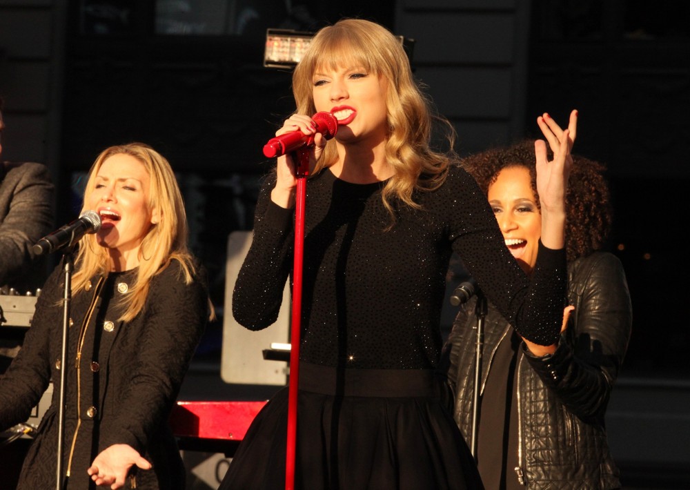 Taylor Swift Picture 1 - Taylor Swift Performs on ABC's Good Morning ...