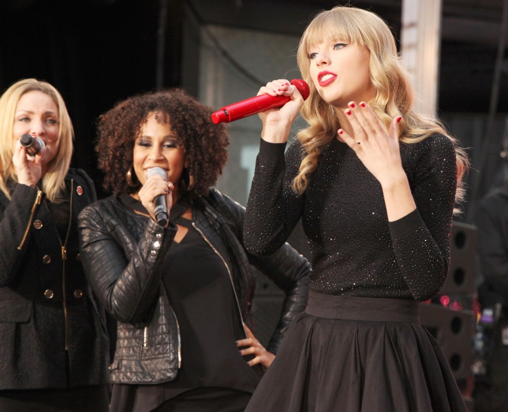 taylor-swift Picture 1 - Taylor Swift Performs on ABC's Good Morning ...