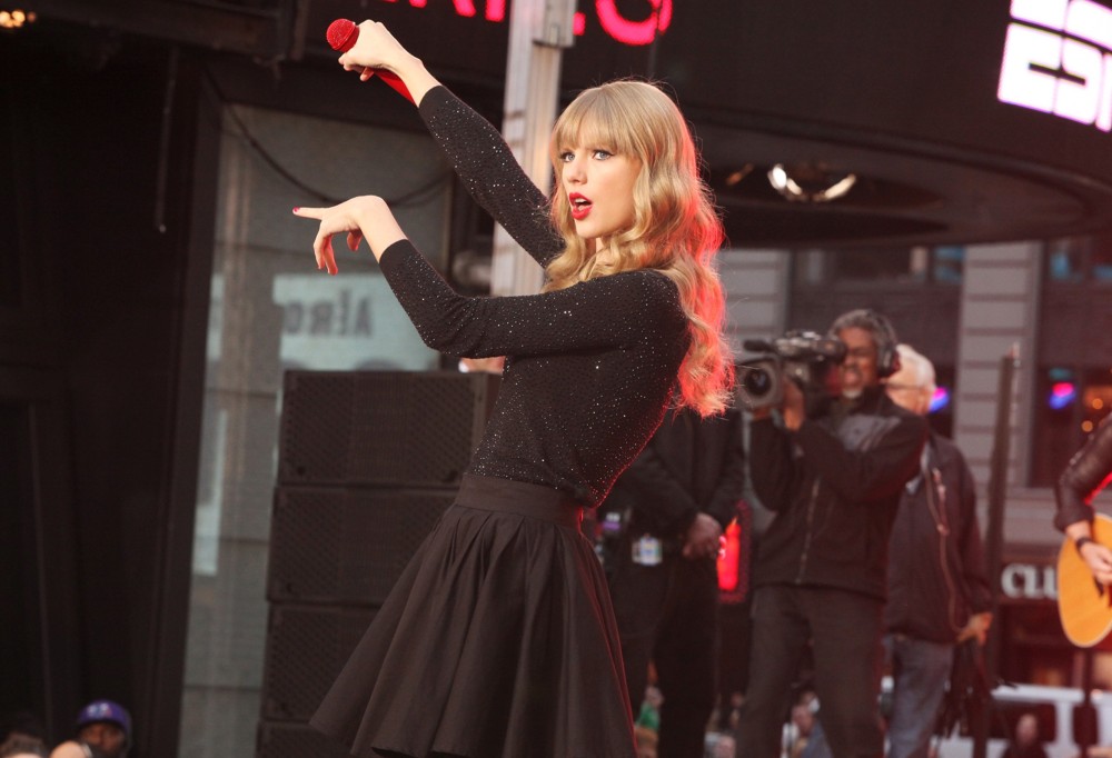 taylor-swift Picture 1 - Taylor Swift Performs on ABC's Good Morning ...