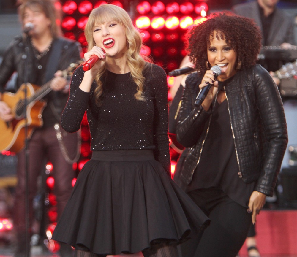 taylor-swift Picture 1 - Taylor Swift Performs on ABC's Good Morning ...