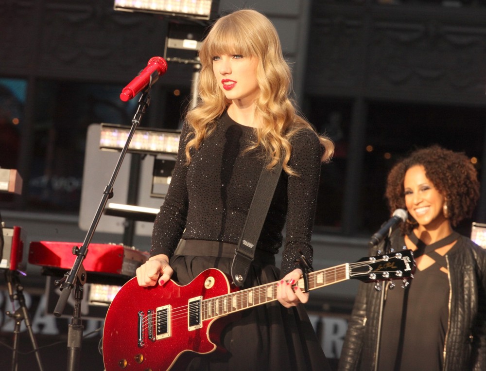 taylor-swift Picture 1 - Taylor Swift Performs on ABC's Good Morning ...