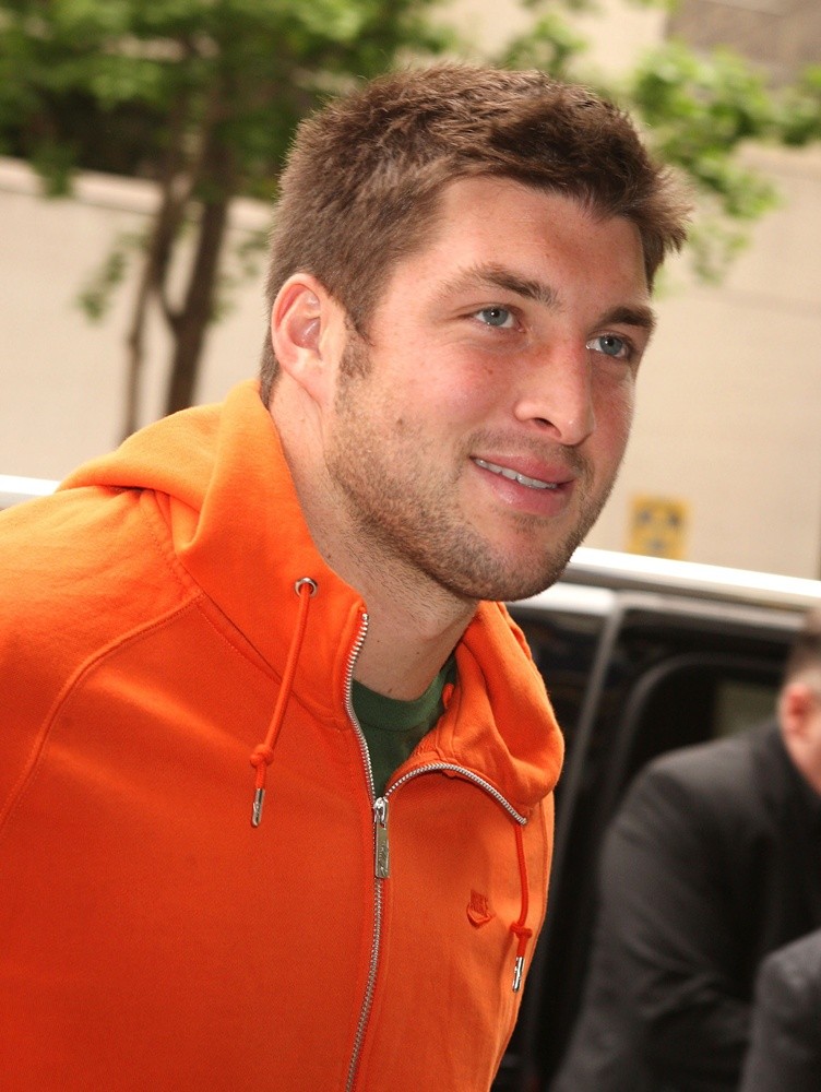 tim-tebow Picture 1 - Tim Tebow Arriving at His Hotel in An Orange Hoodie