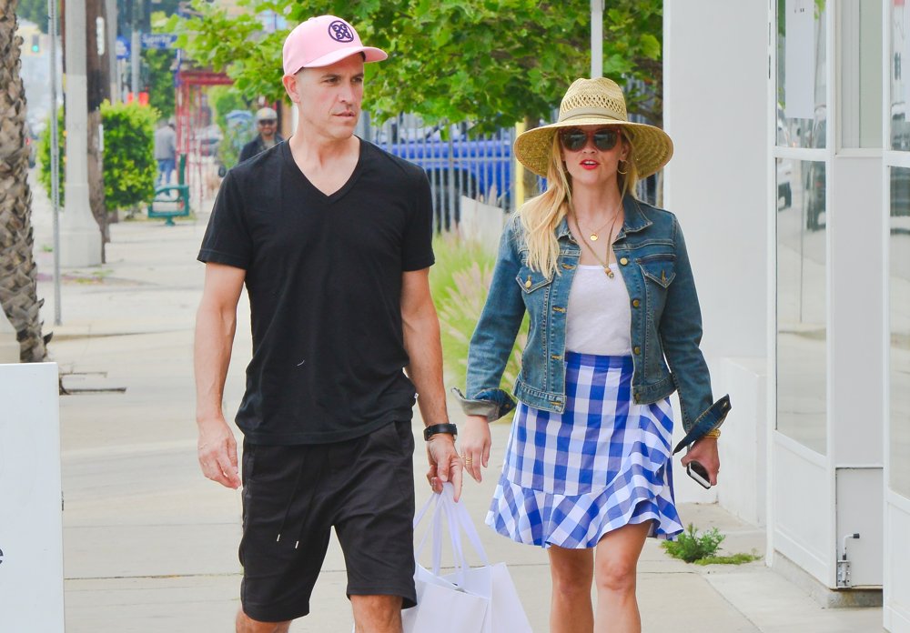 jim-toth Picture 1 - Reese Witherspoon Out for Lunch and Shopping with ...
