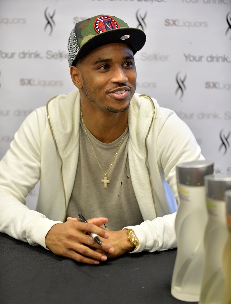 trey-songz Picture 1 - Trey Songz Signs Bottles of SX Liquors