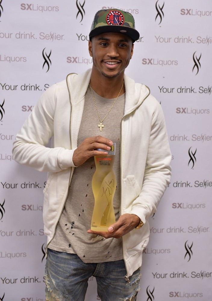 trey-songz Picture 1 - Trey Songz Signs Bottles of SX Liquors