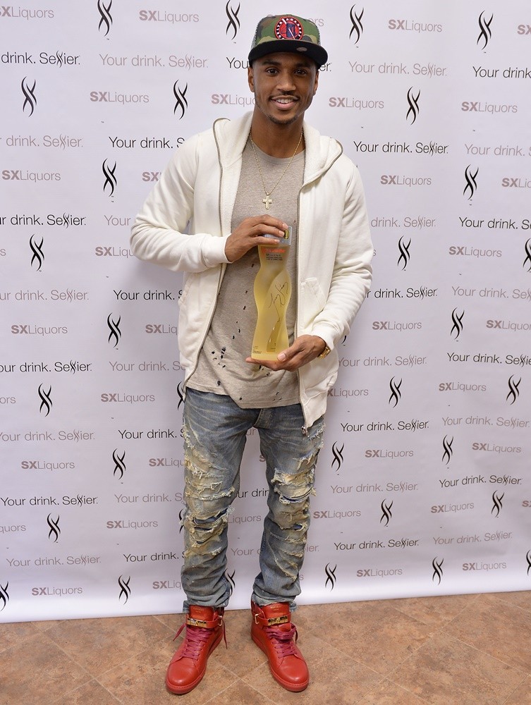 trey-songz Picture 1 - Trey Songz Signs Bottles of SX Liquors