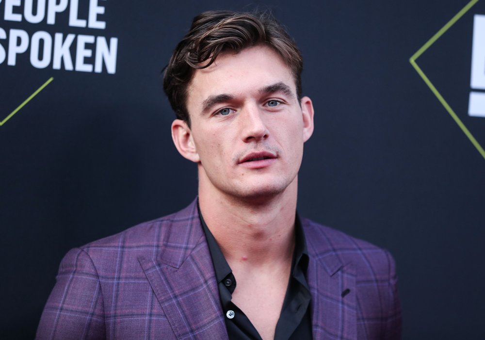 Tyler Cameron Picture 1 - E! People's Choice Awards 2019 - Arrivals